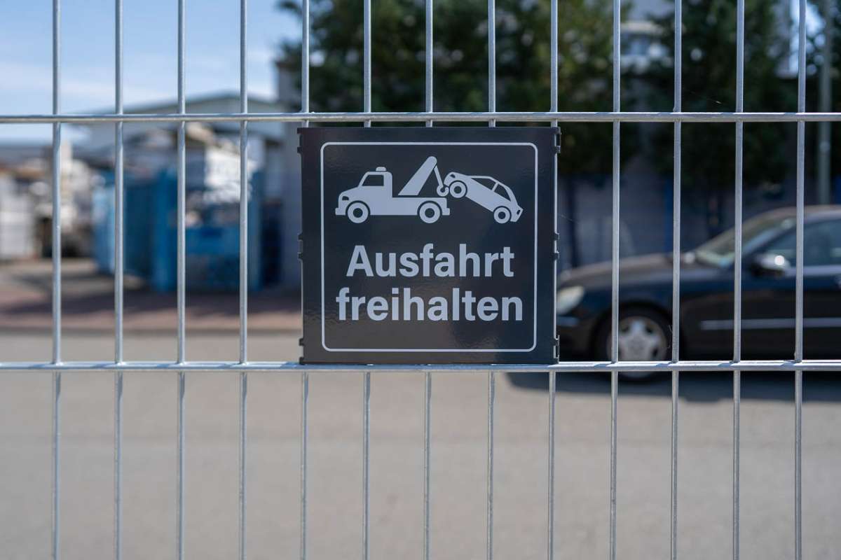 Zaunschild "Ausfahrt freihalten" | Zaunschilder | Zubehör für Zäune ...